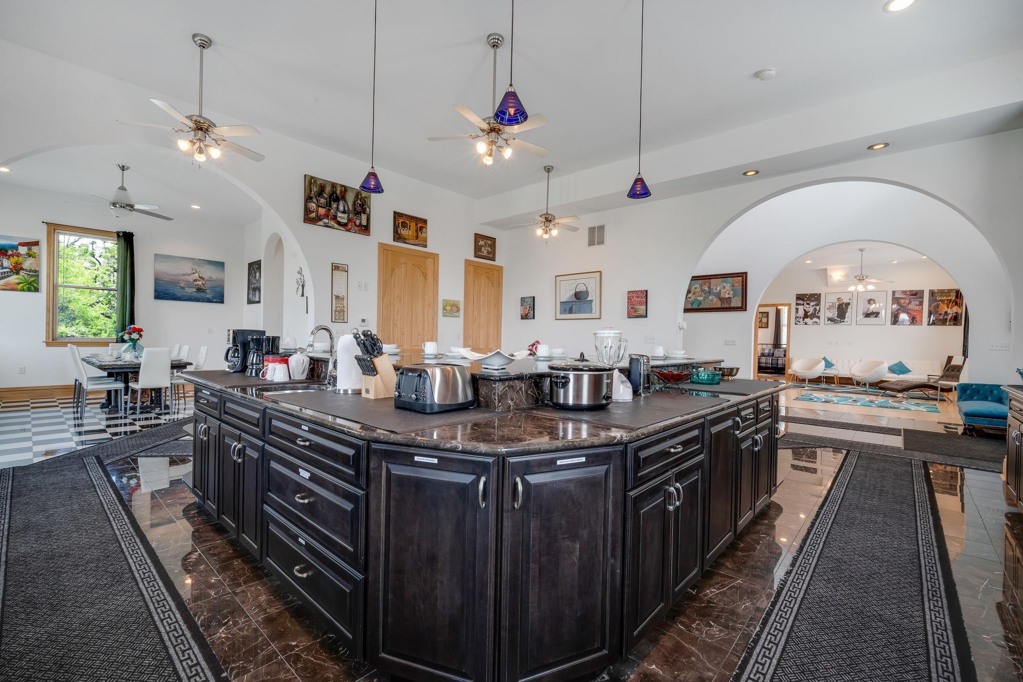Starlight Tower Manor-Observatory, 30-Seat Theater, Game room, Bar ...